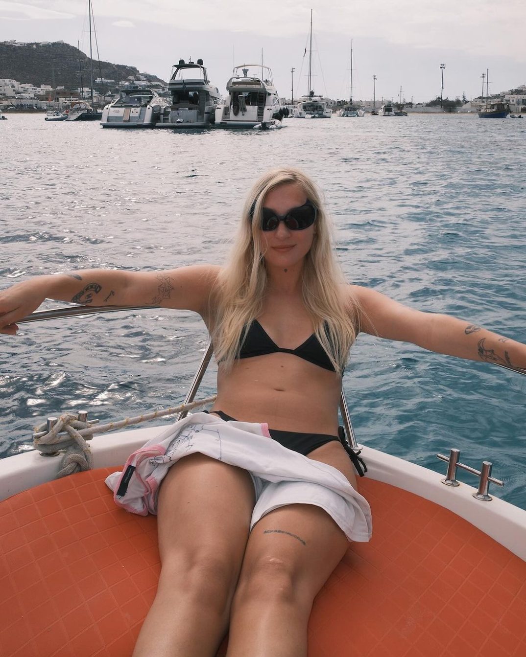 Stien den Hollander (S10) in bikini op de boot (7-10-2024) – Het BN'er Archief!